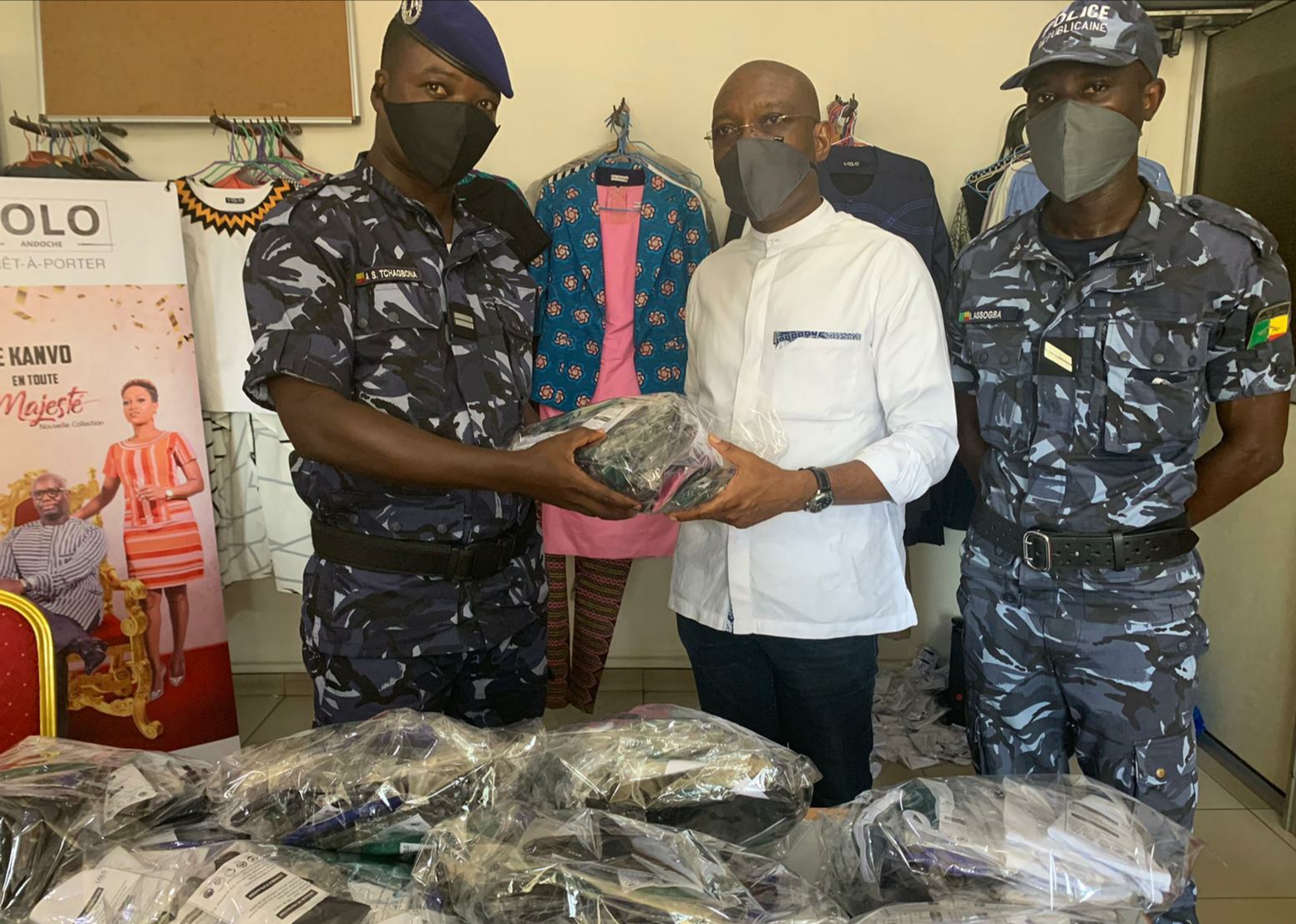 Lolo Andoche offre 500.000F de masques à la Police Républicaine - Le ...