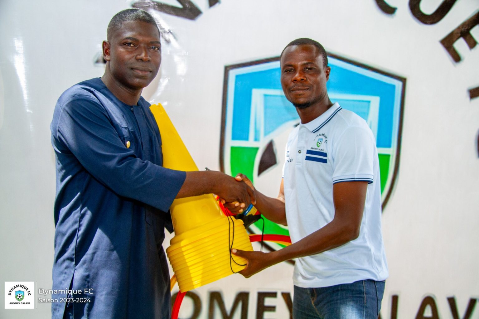 REMISE DE MATÉRIELS SPORTIFS AUX JOUEUSES DE DYNAMIQUE FC: Nassirou Saka dote ces joueuses d ...